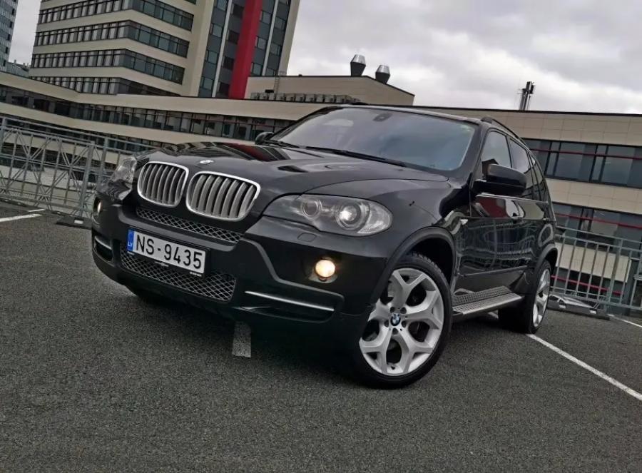 Black BMW X5 2008 in Riga, with an engine capacity of 3.00 L and mileage of 304 thousand km for 10900 €, photo 1 on AUTOMOTO.COM.LV