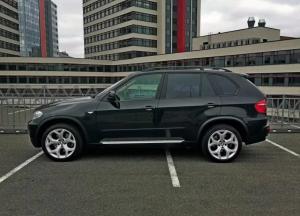 Black BMW X5 2008 in Riga, with an engine capacity of 3.00 L and mileage of 304 thousand km for 10900 €, photo 4 on AUTOMOTO.COM.LV