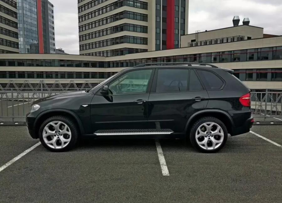 Black BMW X5 2008 in Riga, with an engine capacity of 3.00 L and mileage of 304 thousand km for 10900 €, photo 4 on AUTOMOTO.COM.LV