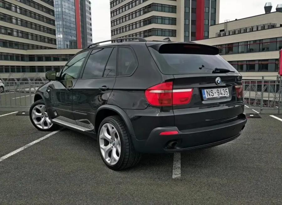 Black BMW X5 2008 in Riga, with an engine capacity of 3.00 L and mileage of 304 thousand km for 10900 €, photo 5 on AUTOMOTO.COM.LV