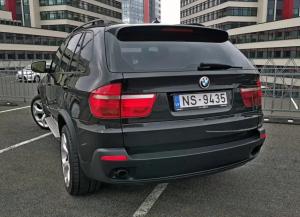 Black BMW X5 2008 in Riga, with an engine capacity of 3.00 L and mileage of 304 thousand km for 10900 €, photo 6 on AUTOMOTO.COM.LV