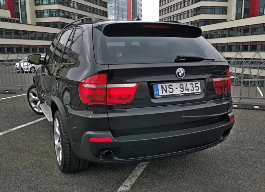 Black BMW X5 2008 in Riga, with an engine capacity of 3.00 L and mileage of 304 thousand km for 10900 €, photo 6 on AUTOMOTO.COM.LV
