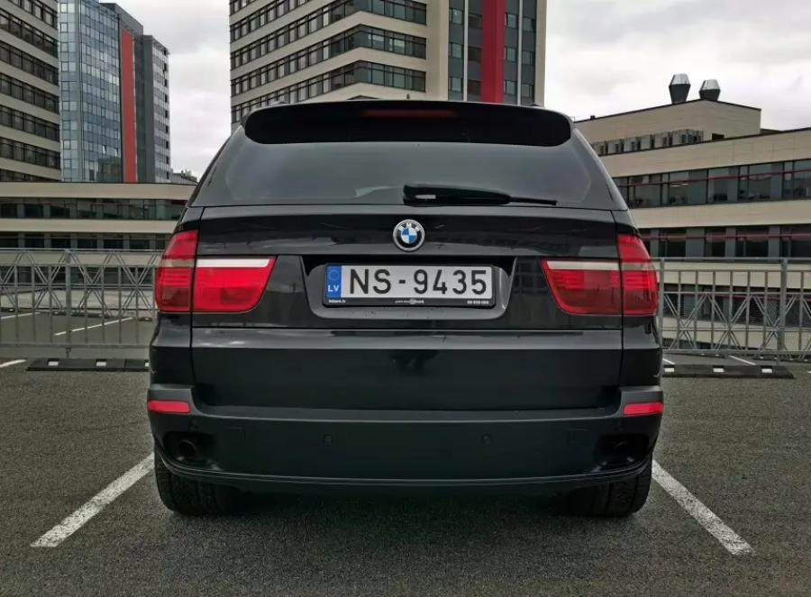 Black BMW X5 2008 in Riga, with an engine capacity of 3.00 L and mileage of 304 thousand km for 10900 €, photo 7 on AUTOMOTO.COM.LV