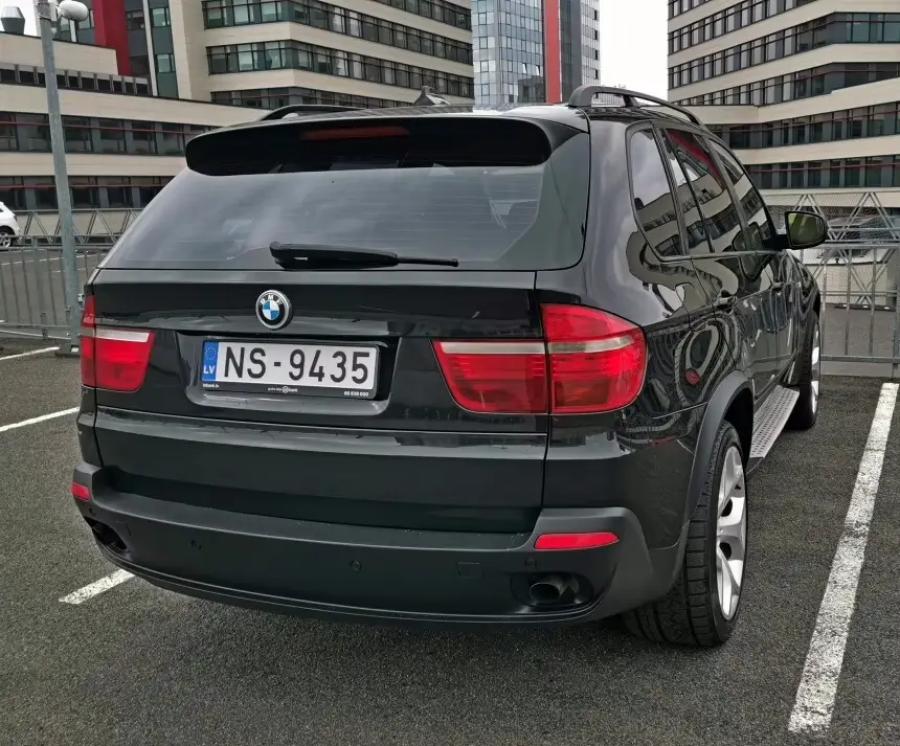 Black BMW X5 2008 in Riga, with an engine capacity of 3.00 L and mileage of 304 thousand km for 10900 €, photo 8 on AUTOMOTO.COM.LV