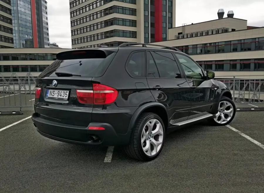Black BMW X5 2008 in Riga, with an engine capacity of 3.00 L and mileage of 304 thousand km for 10900 €, photo 10 on AUTOMOTO.COM.LV