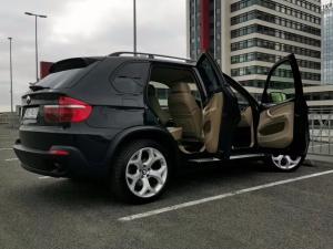Black BMW X5 2008 in Riga, with an engine capacity of 3.00 L and mileage of 304 thousand km for 10900 €, photo 12 on AUTOMOTO.COM.LV