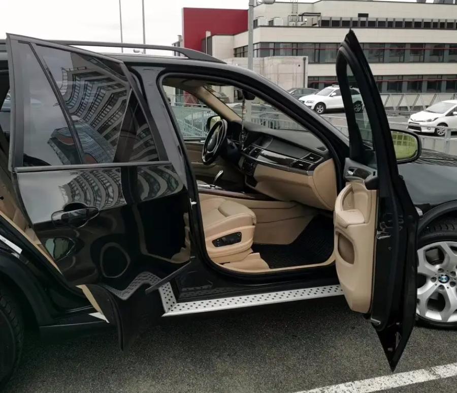 Black BMW X5 2008 in Riga, with an engine capacity of 3.00 L and mileage of 304 thousand km for 10900 €, photo 14 on AUTOMOTO.COM.LV