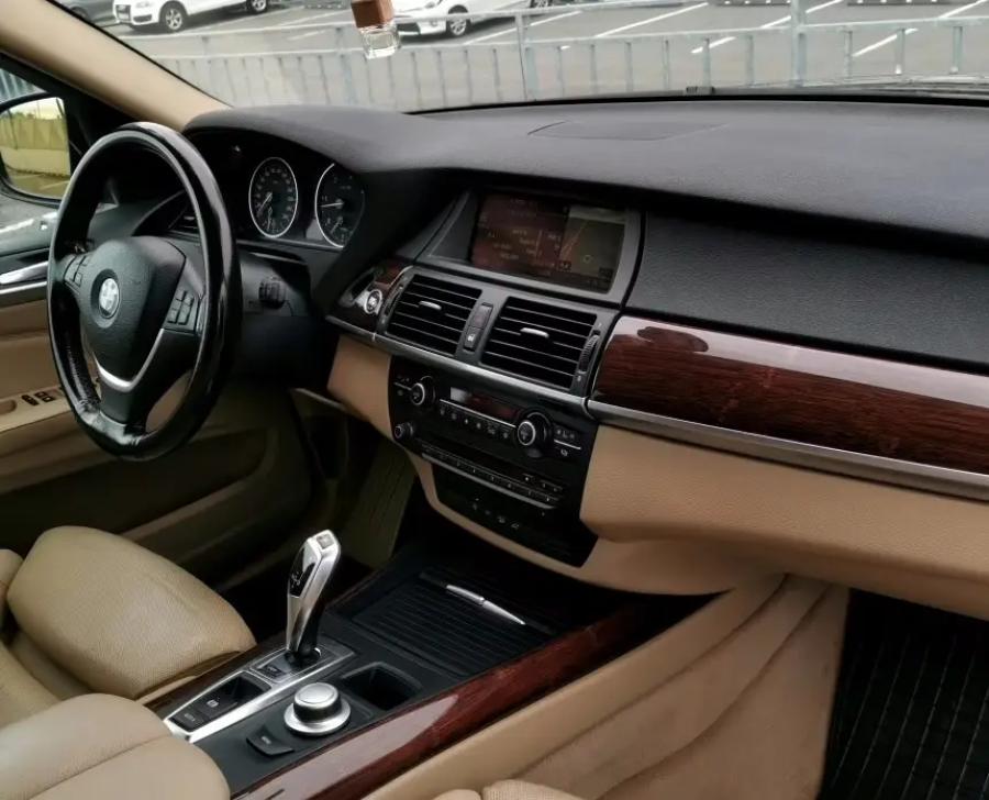 Black BMW X5 2008 in Riga, with an engine capacity of 3.00 L and mileage of 304 thousand km for 10900 €, photo 15 on AUTOMOTO.COM.LV