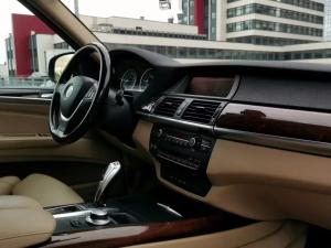 Black BMW X5 2008 in Riga, with an engine capacity of 3.00 L and mileage of 304 thousand km for 10900 €, photo 16 on AUTOMOTO.COM.LV