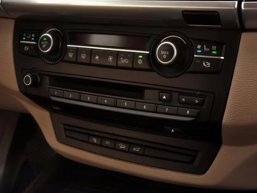 Black BMW X5 2008 in Riga, with an engine capacity of 3.00 L and mileage of 304 thousand km for 10900 €, photo 17 on AUTOMOTO.COM.LV