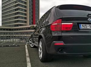 Black BMW X5 2008 in Riga, with an engine capacity of 3.00 L and mileage of 304 thousand km for 10900 €, photo 21 on AUTOMOTO.COM.LV