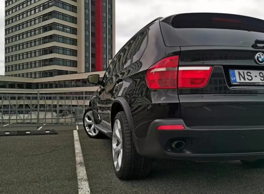 Black BMW X5 2008 in Riga, with an engine capacity of 3.00 L and mileage of 304 thousand km for 10900 €, photo 21 on AUTOMOTO.COM.LV