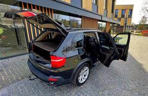 Black BMW X5 2008 in Riga, with an engine capacity of 3.00 L and mileage of 262 thousand km for 11290 €, photo 10 on AUTOMOTO.COM.LV