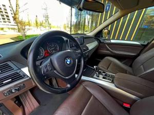 Black BMW X5 2008 in Riga, with an engine capacity of 3.00 L and mileage of 262 thousand km for 11290 €, photo 13 on AUTOMOTO.COM.LV