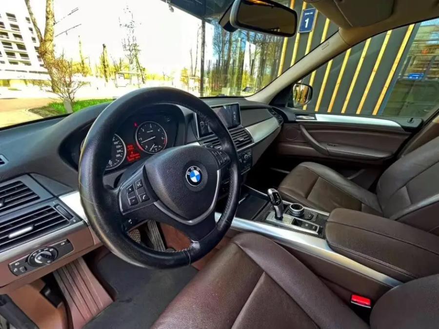 Black BMW X5 2008 in Riga, with an engine capacity of 3.00 L and mileage of 262 thousand km for 11290 €, photo 13 on AUTOMOTO.COM.LV