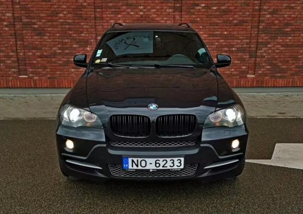Black BMW X5 2008 in Riga, with an engine capacity of 3.00 L and mileage of 297 thousand km for 12100 €, photo 3 on AUTOMOTO.COM.LV