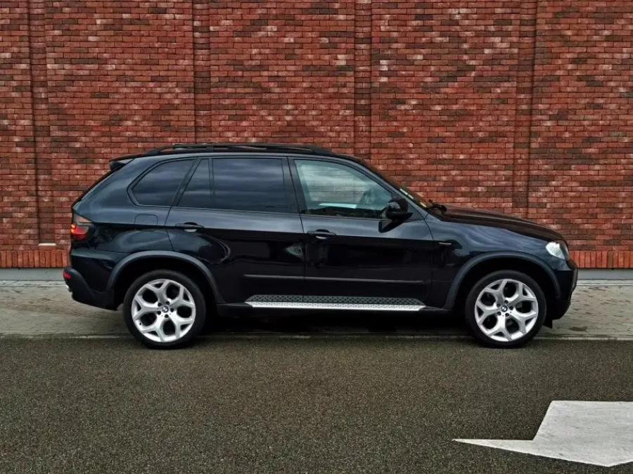 Black BMW X5 2008 in Riga, with an engine capacity of 3.00 L and mileage of 297 thousand km for 12100 €, photo 6 on AUTOMOTO.COM.LV