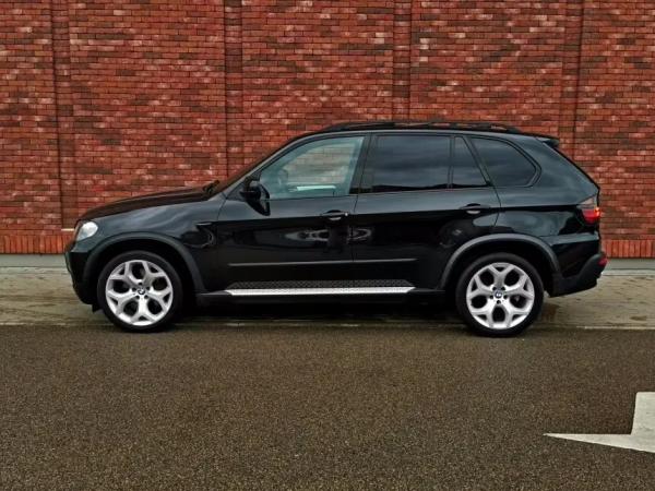 Black BMW X5 2008 in Riga, with an engine capacity of 3.00 L and mileage of 297 thousand km for 12100 €, photo 6 on AUTOMOTO.COM.LV