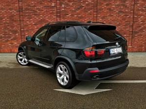 Black BMW X5 2008 in Riga, with an engine capacity of 3.00 L and mileage of 297 thousand km for 12100 €, photo 8 on AUTOMOTO.COM.LV