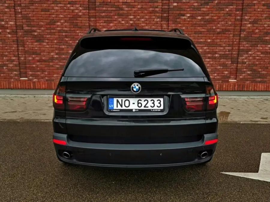 Black BMW X5 2008 in Riga, with an engine capacity of 3.00 L and mileage of 297 thousand km for 12100 €, photo 9 on AUTOMOTO.COM.LV
