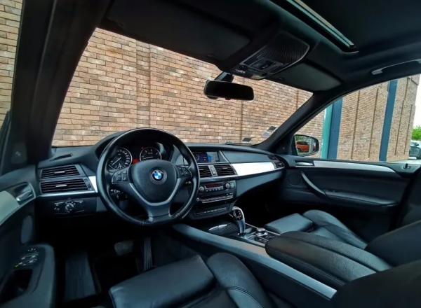 Black BMW X5 2008 in Riga, with an engine capacity of 3.00 L and mileage of 297 thousand km for 12100 €, photo 10 on AUTOMOTO.COM.LV