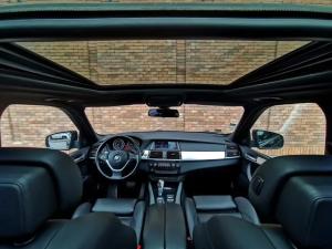 Black BMW X5 2008 in Riga, with an engine capacity of 3.00 L and mileage of 297 thousand km for 12100 €, photo 12 on AUTOMOTO.COM.LV