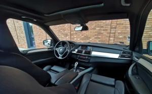 Black BMW X5 2008 in Riga, with an engine capacity of 3.00 L and mileage of 297 thousand km for 12100 €, photo 13 on AUTOMOTO.COM.LV