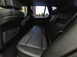 Black BMW X5 2008 in Riga, with an engine capacity of 3.00 L and mileage of 297 thousand km for 12100 €, photo 14 on AUTOMOTO.COM.LV