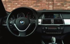 Black BMW X5 2008 in Riga, with an engine capacity of 3.00 L and mileage of 297 thousand km for 12100 €, photo 15 on AUTOMOTO.COM.LV