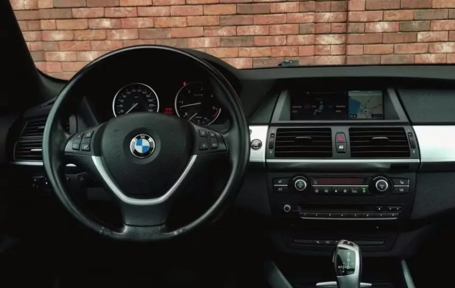 Black BMW X5 2008 in Riga, with an engine capacity of 3.00 L and mileage of 297 thousand km for 12100 €, photo 15 on AUTOMOTO.COM.LV