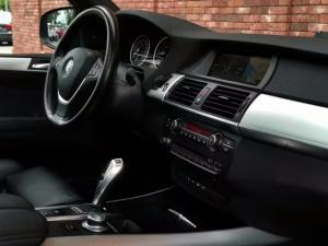 Black BMW X5 2008 in Riga, with an engine capacity of 3.00 L and mileage of 297 thousand km for 12100 €, photo 16 on AUTOMOTO.COM.LV