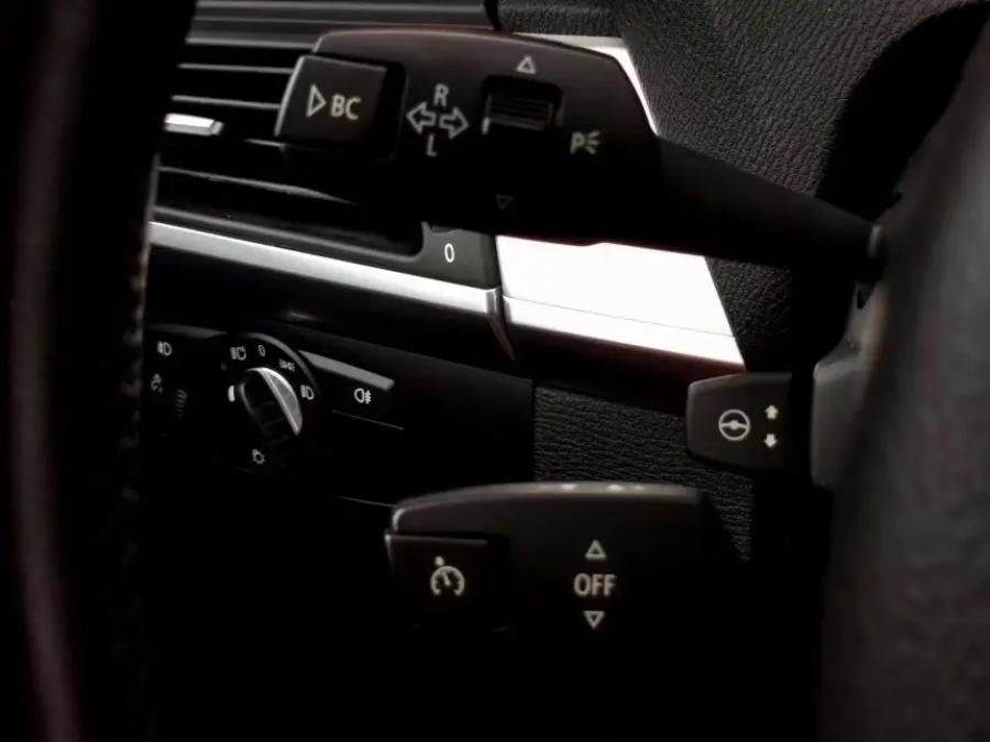 Black BMW X5 2008 in Riga, with an engine capacity of 3.00 L and mileage of 297 thousand km for 12100 €, photo 18 on AUTOMOTO.COM.LV