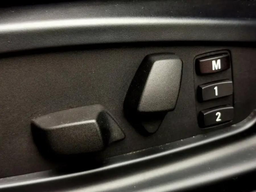 Black BMW X5 2008 in Riga, with an engine capacity of 3.00 L and mileage of 297 thousand km for 12100 €, photo 19 on AUTOMOTO.COM.LV
