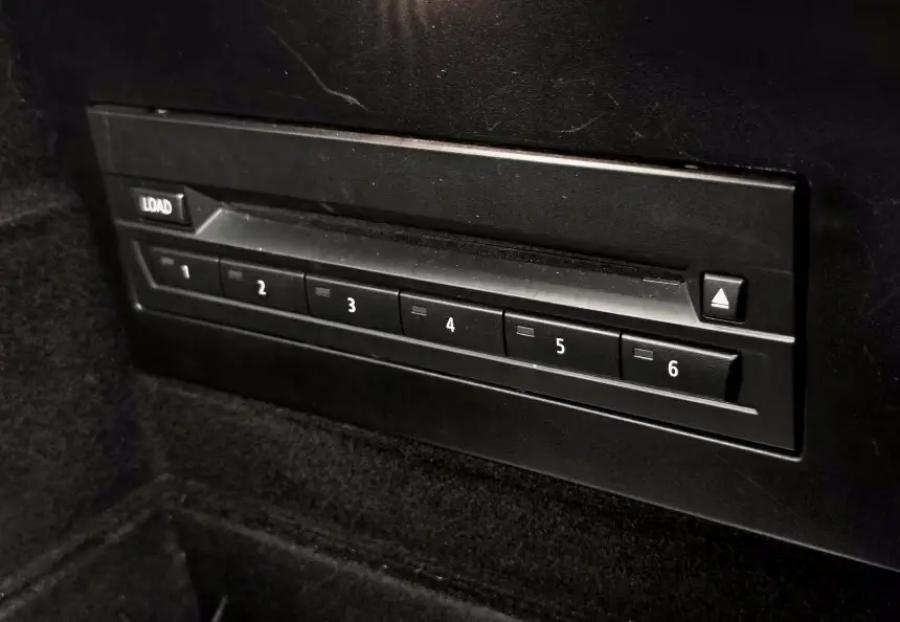 Black BMW X5 2008 in Riga, with an engine capacity of 3.00 L and mileage of 297 thousand km for 12100 €, photo 22 on AUTOMOTO.COM.LV