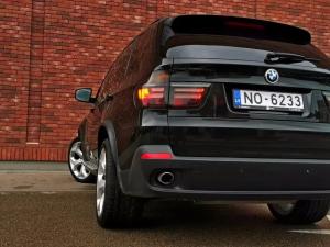 Black BMW X5 2008 in Riga, with an engine capacity of 3.00 L and mileage of 297 thousand km for 12100 €, photo 27 on AUTOMOTO.COM.LV