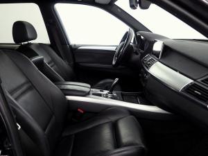 Melns BMW X5 2008 Tallina, ar dzinēja tilpumu 3.00 L un nobraukumu 293 tūkst. km par 5999 €, foto 16 vietnē AUTOMOTO.COM.LV