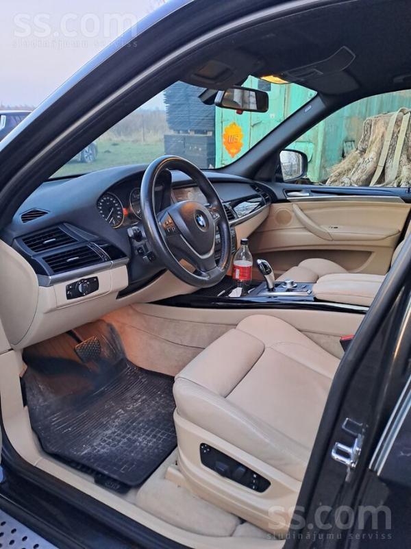 Black BMW X5 2008 in Jelgava, with an engine capacity of 3.00 L and mileage of 302 thousand km for 8500 €, photo 2 on AUTOMOTO.COM.LV