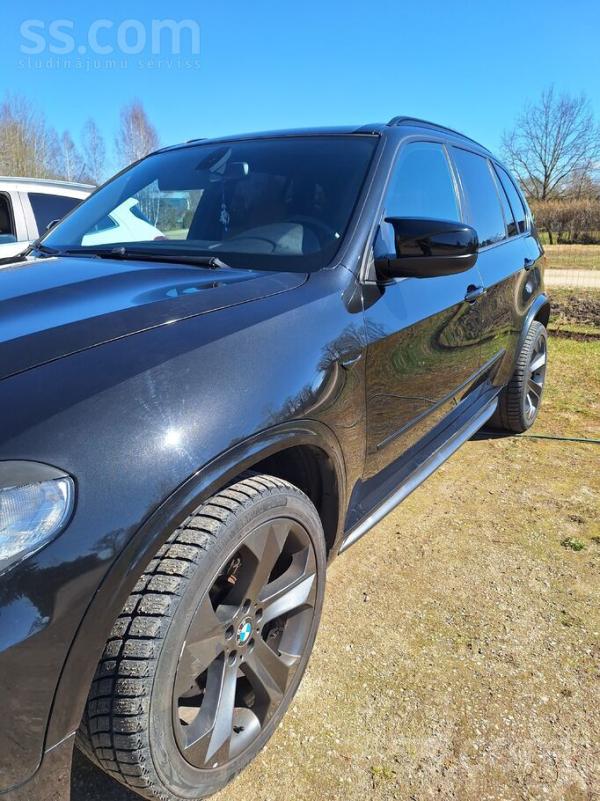 Black BMW X5 2008 in Riga, with an engine capacity of 3.00 L and mileage of 283 thousand km for 8999 €, photo 1 on AUTOMOTO.COM.LV