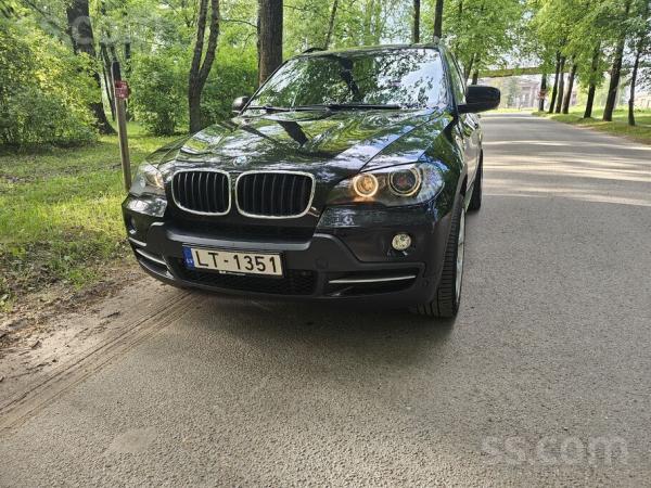 Black BMW X5 2008 in Riga, with an engine capacity of 3.00 L and mileage of 339 thousand km for 7300 €, photo 2 on AUTOMOTO.COM.LV