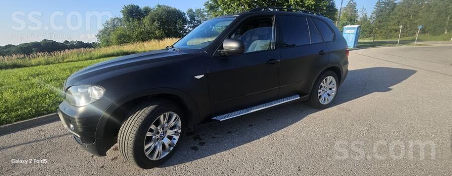 Black BMW X5 2008 in Saldus, with an engine capacity of 3.00 L and mileage of 246 thousand km for 6660 €, photo 1 on AUTOMOTO.COM.LV