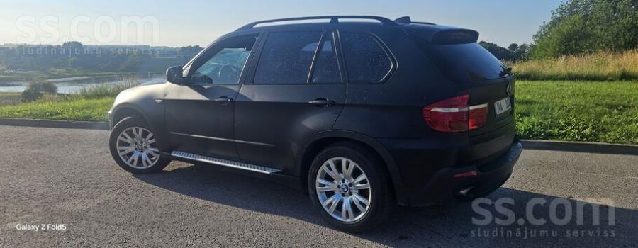 Black BMW X5 2008 in Saldus, with an engine capacity of 3.00 L and mileage of 246 thousand km for 6660 €, photo 7 on AUTOMOTO.COM.LV