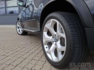 Black BMW X5 2008 in Valmiera, with an engine capacity of 3.00 L and mileage of 255 thousand km for 11480 €, photo 5 on AUTOMOTO.COM.LV