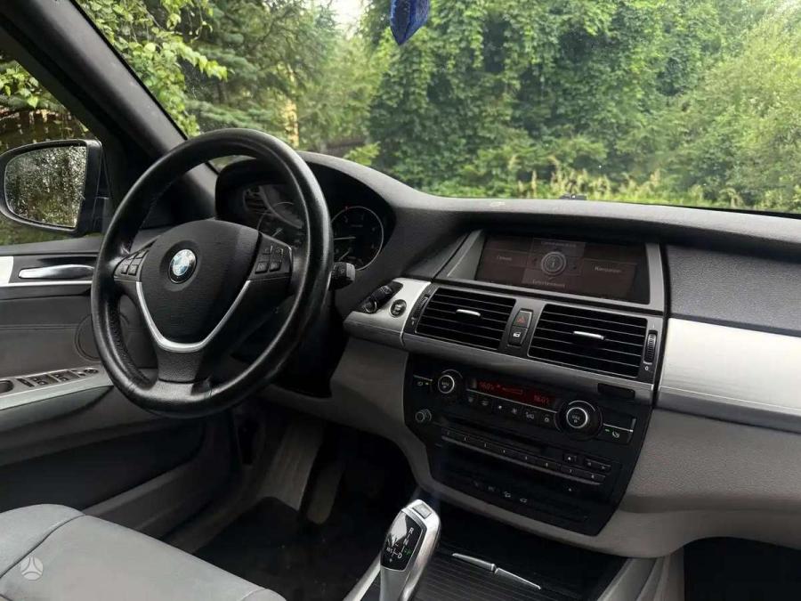 Black BMW X5 2008 in Vilnius, with an engine capacity of 2.99 L and mileage of 268 thousand km for 7500 €, photo 8 on AUTOMOTO.COM.LV