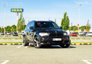 Black BMW X5 2008 in Riga, with an engine capacity of 3.00 L and mileage of 284 thousand km for 9490 €, photo 3 on AUTOMOTO.COM.LV