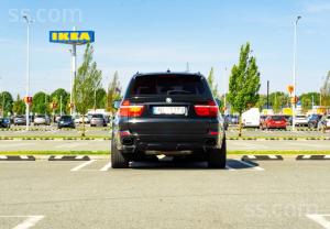 Black BMW X5 2008 in Riga, with an engine capacity of 3.00 L and mileage of 284 thousand km for 9490 €, photo 8 on AUTOMOTO.COM.LV