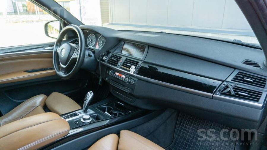 Black BMW X5 2008 in Riga, with an engine capacity of 3.00 L and mileage of 284 thousand km for 9490 €, photo 12 on AUTOMOTO.COM.LV