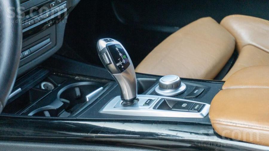 Black BMW X5 2008 in Riga, with an engine capacity of 3.00 L and mileage of 284 thousand km for 9490 €, photo 16 on AUTOMOTO.COM.LV