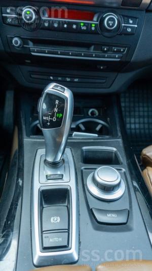 Black BMW X5 2008 in Riga, with an engine capacity of 3.00 L and mileage of 284 thousand km for 9490 €, photo 17 on AUTOMOTO.COM.LV