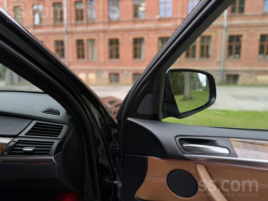 Melns BMW X5 2008 Cēsis, ar dzinēja tilpumu 3.00 L un nobraukumu 273 tūkst. km par 9950 €, foto 17 vietnē AUTOMOTO.COM.LV
