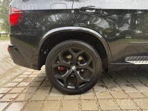Melns BMW X5 2008 Cēsis, ar dzinēja tilpumu 3.00 L un nobraukumu 273 tūkst. km par 9950 €, foto 26 vietnē AUTOMOTO.COM.LV